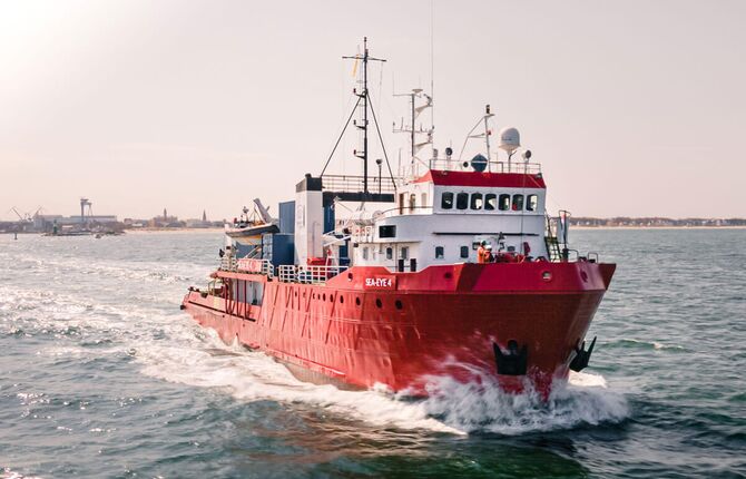 Sea rescue: help for refugees