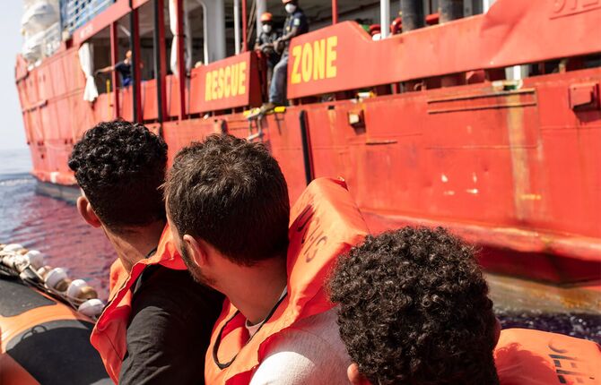 Sea rescue: help for refugees